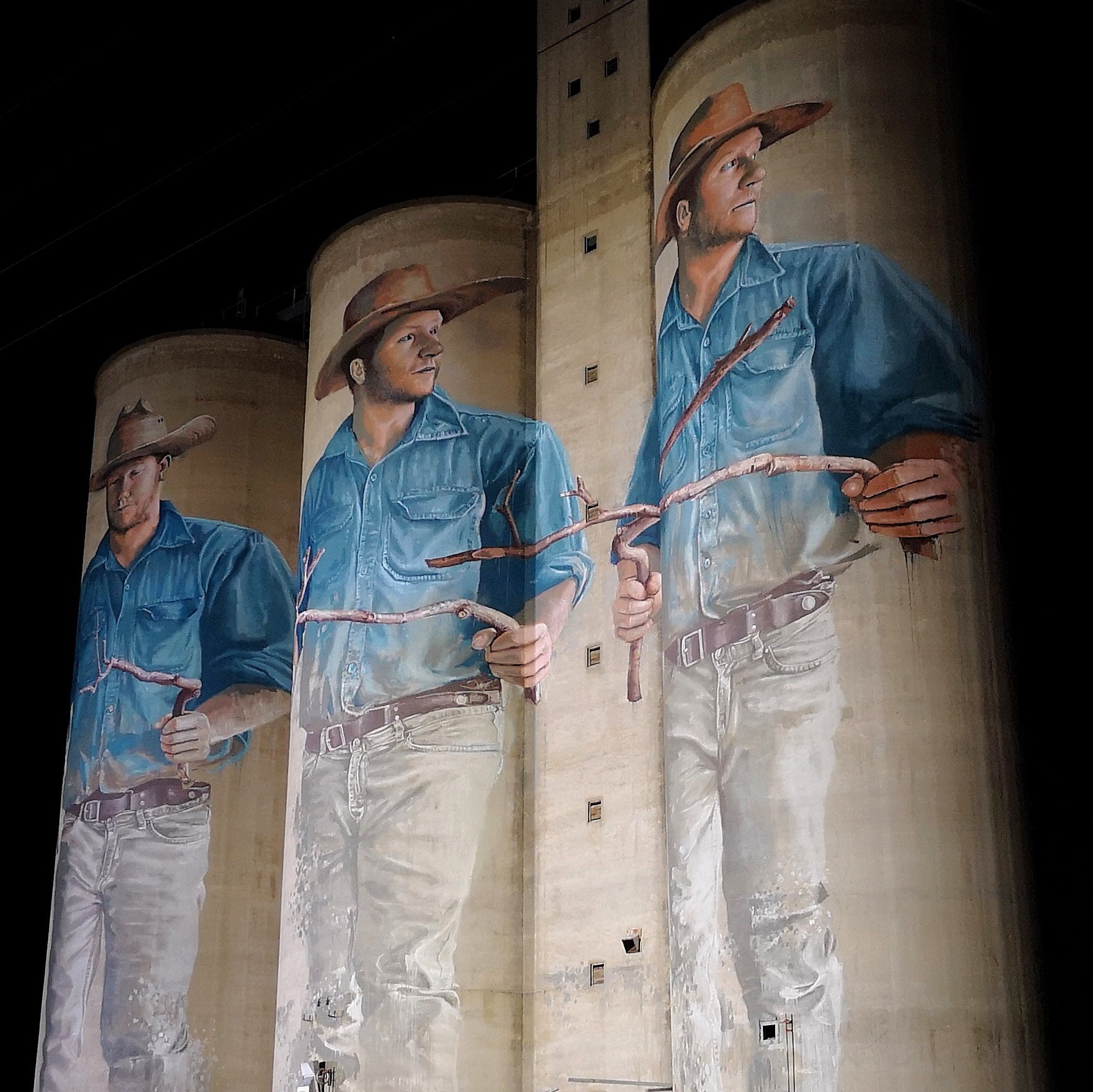 Fintan Magee’s “The Water Diviner” on the Barraba Silos - Barraba ...